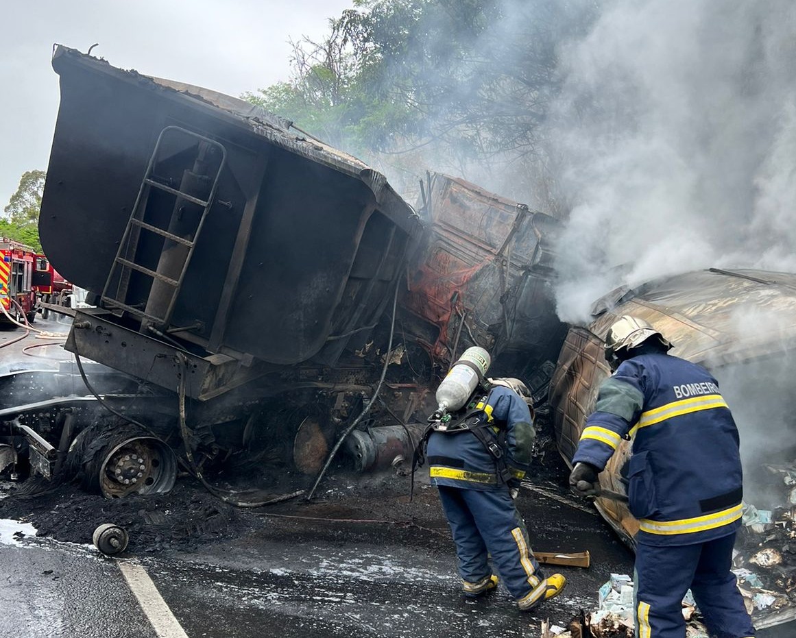 Caminhoneiro morre carbonizado em grave acidente na PR-092 – Portal Ta na Cidade